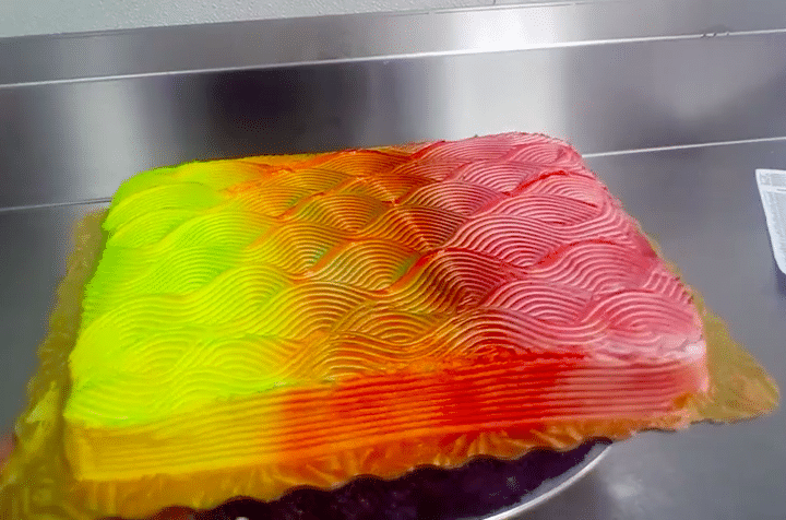Color changing cake icing technique
